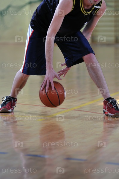 Баскетболист с мячом в спортивном зале Stock Image Everypixel