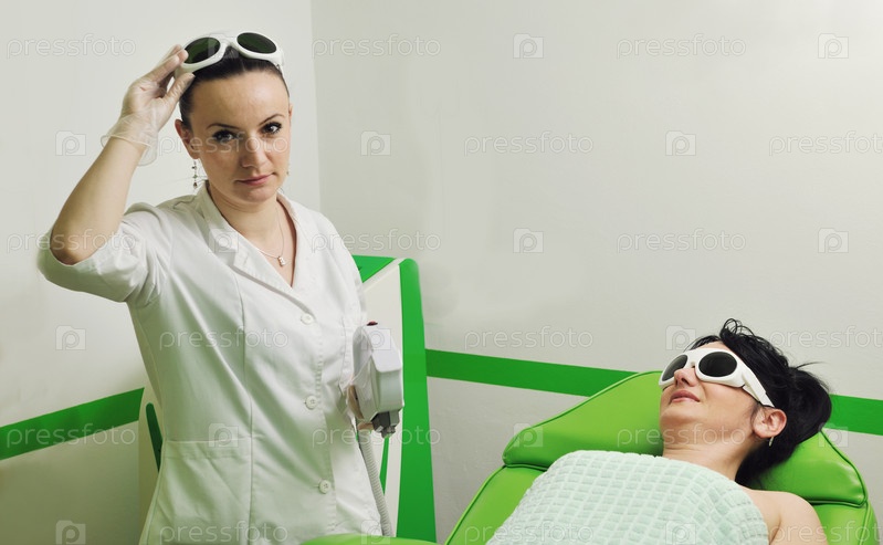 Молодая женщина делает эпиляцию в салоне красоты - Stock Image - Everypixel