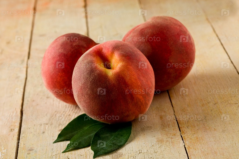 Персики на деревянном столе - Stock Image - Everypixel