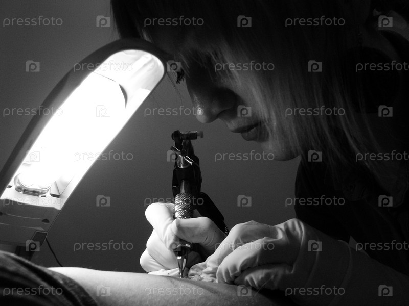 Фотография на тему Тату мастер на работе Pressfoto