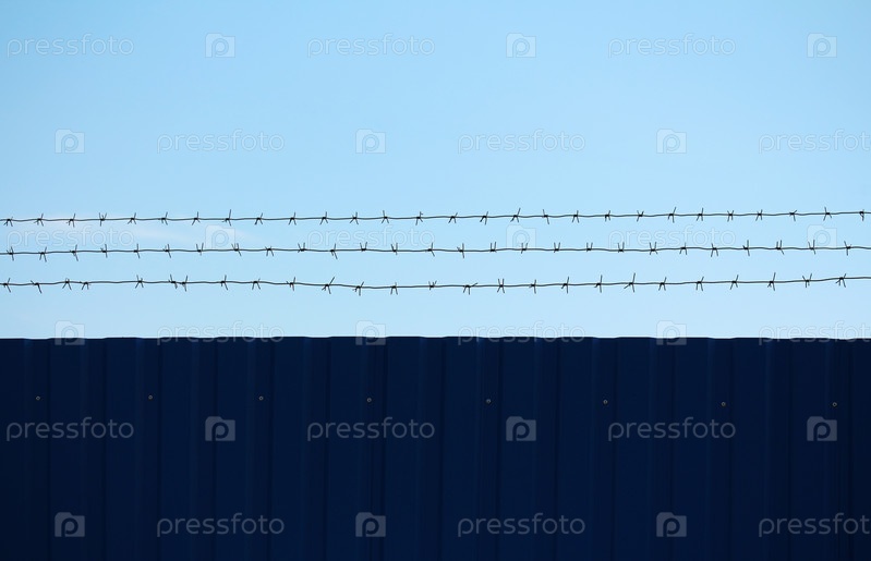 Фотография на тему Забор с колючей проволокой | PressFoto